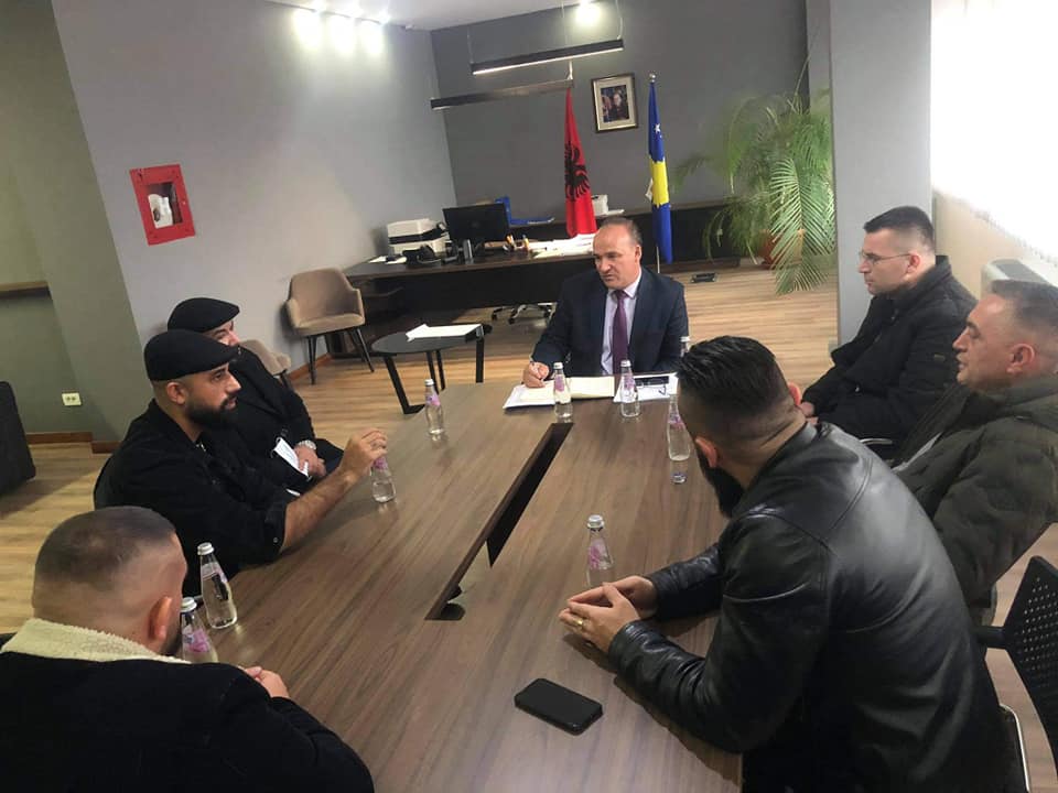 Fondacioni “Sefa Kaya” dhe reperi Zuna dhuruan pako ushqimore dhe miell ...